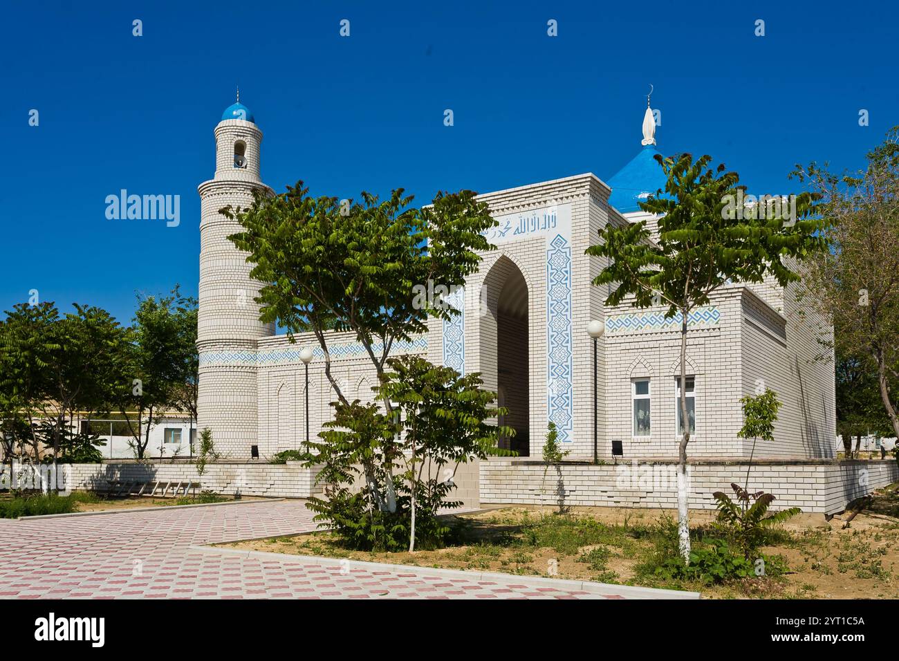 Beautiful Muslim mosque in blue skies and grass Stock Photo - Alamy