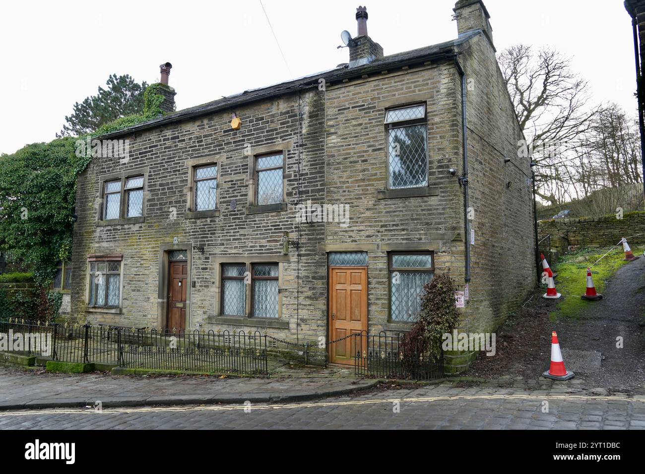 Typical Yorkshire stone cottages on a cobbled street Stock Photo - Alamy