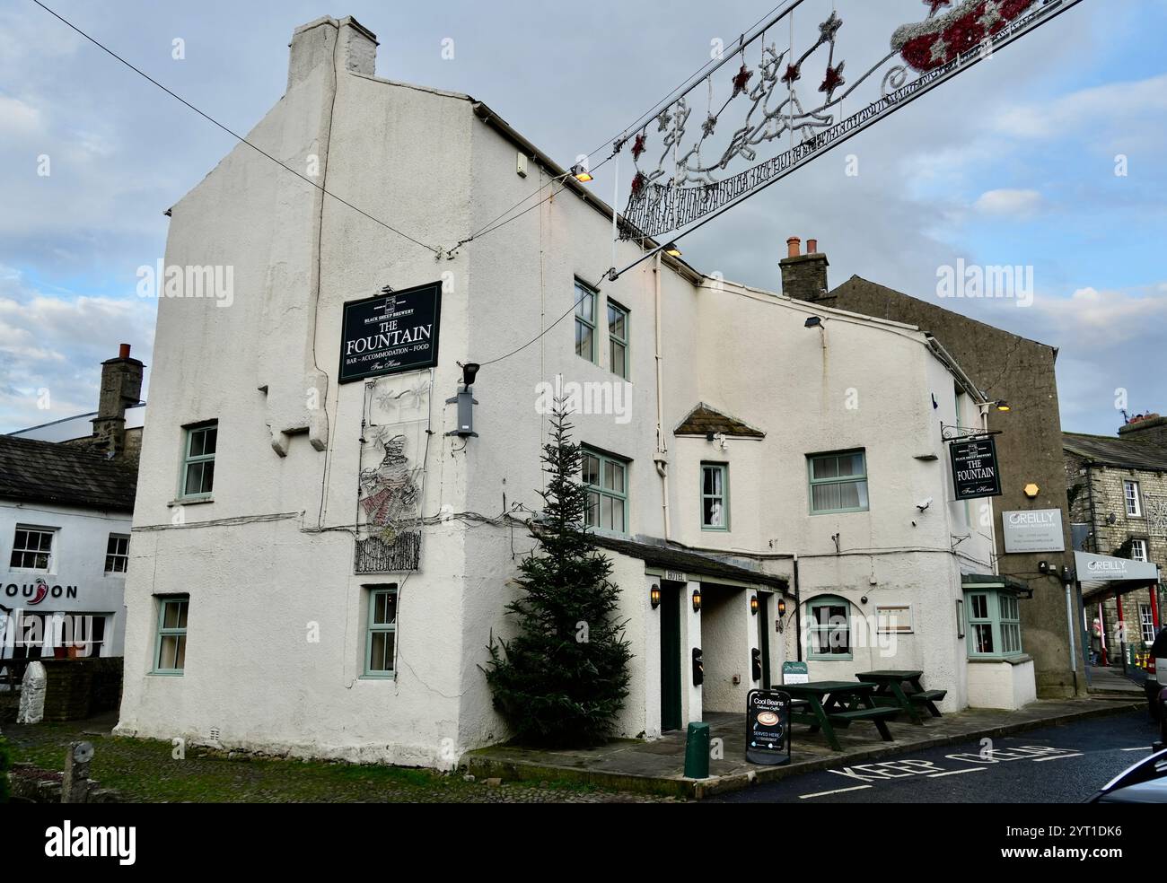 Old fountain inn hi-res stock photography and images - Alamy