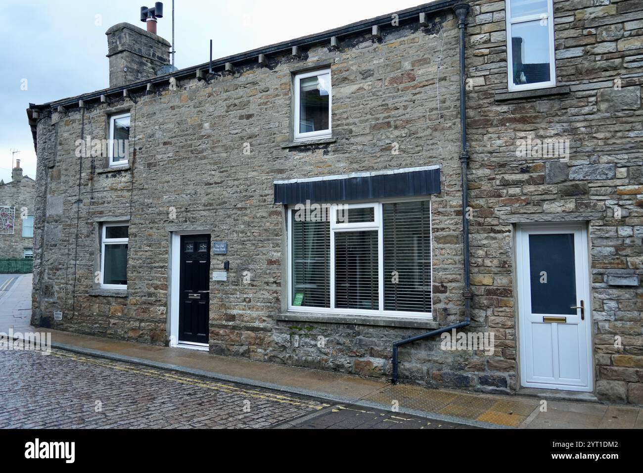 The Old Penny Bank, a stone cottage in the town centre Stock Photo - Alamy