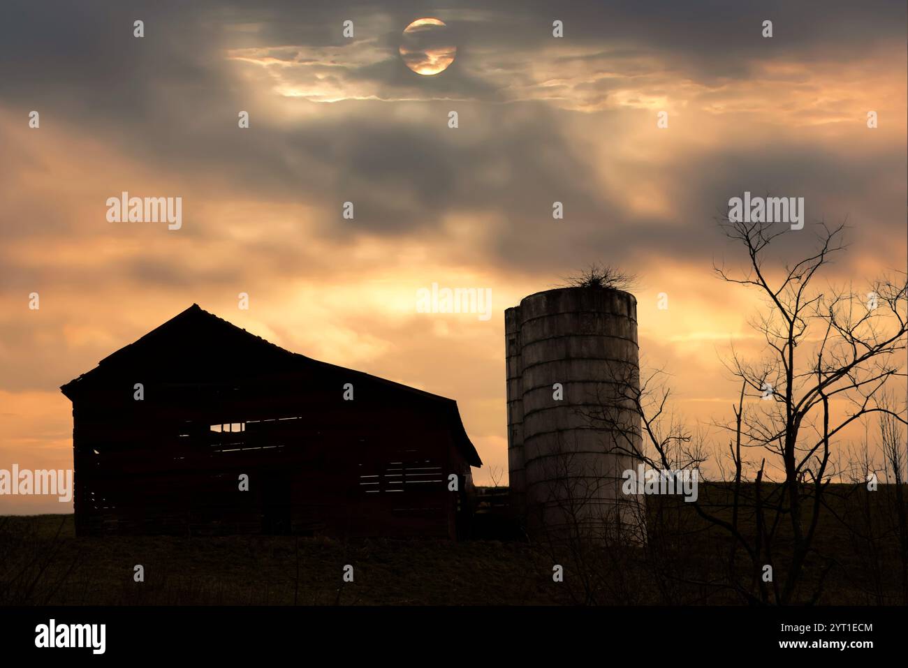 Barn and dark clouds hi-res stock photography and images - Alamy