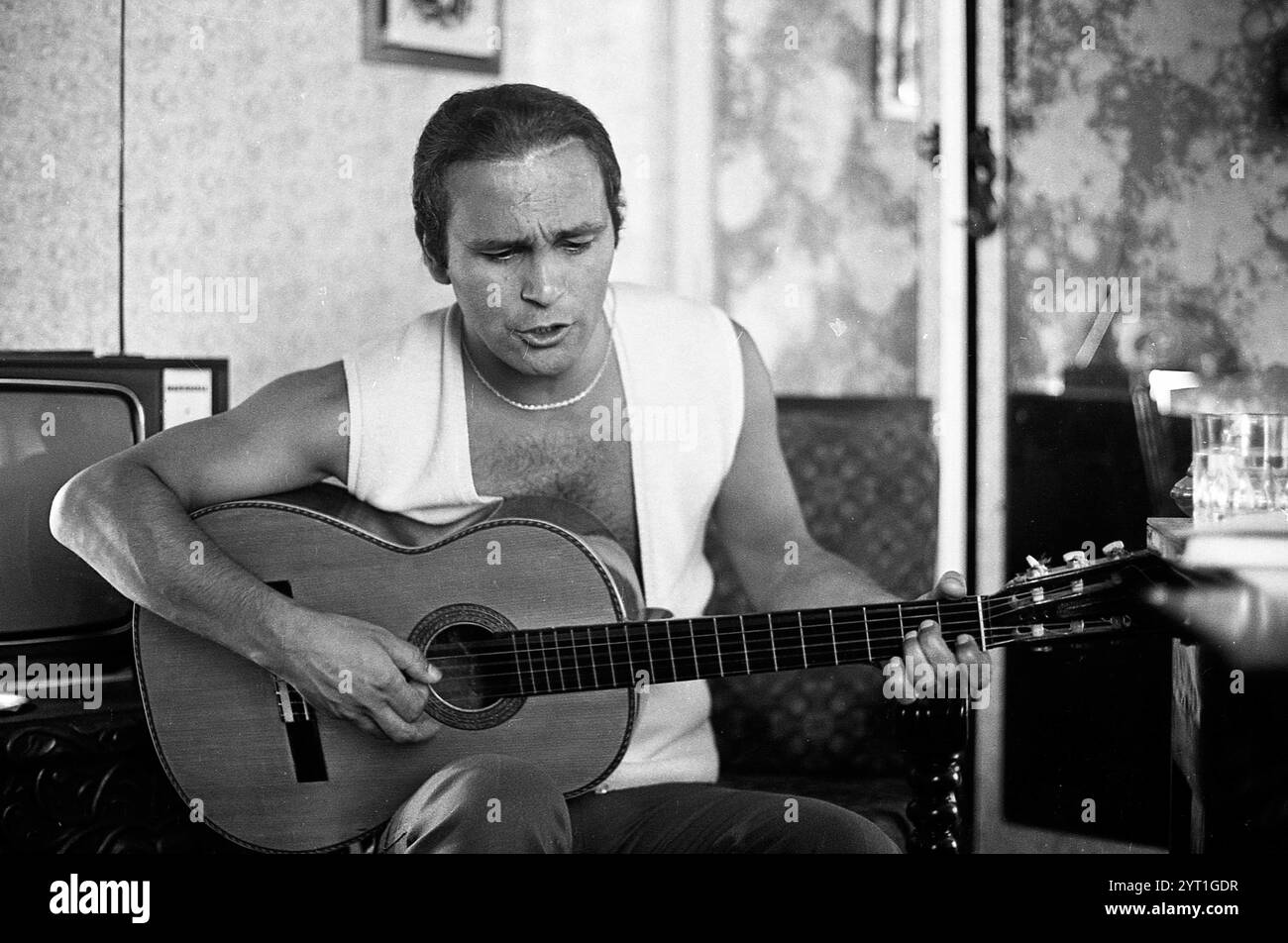 Leonardo favio hi-res stock photography and images - Alamy