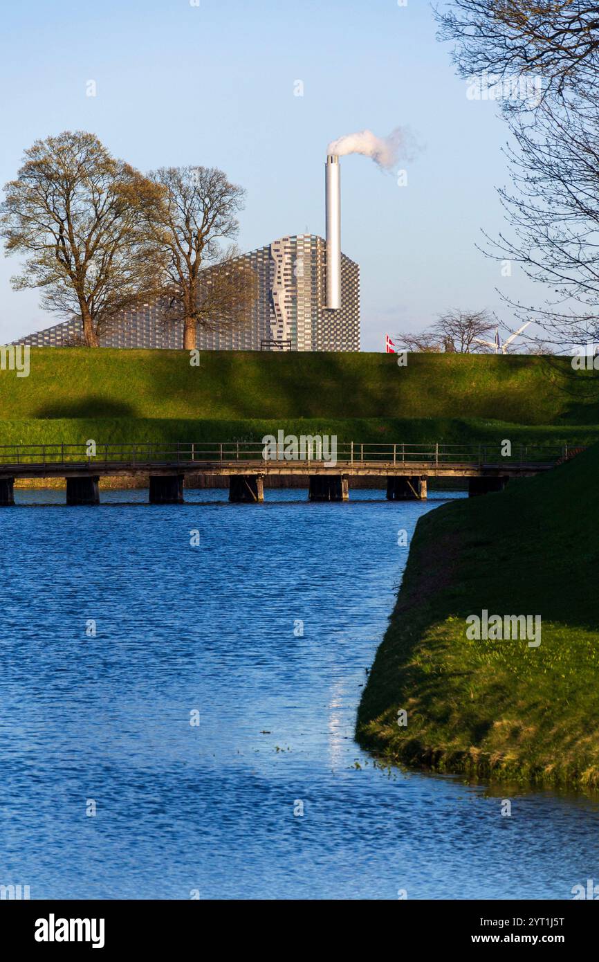 Energy plant with public recreational facility Amager Bakke in ...