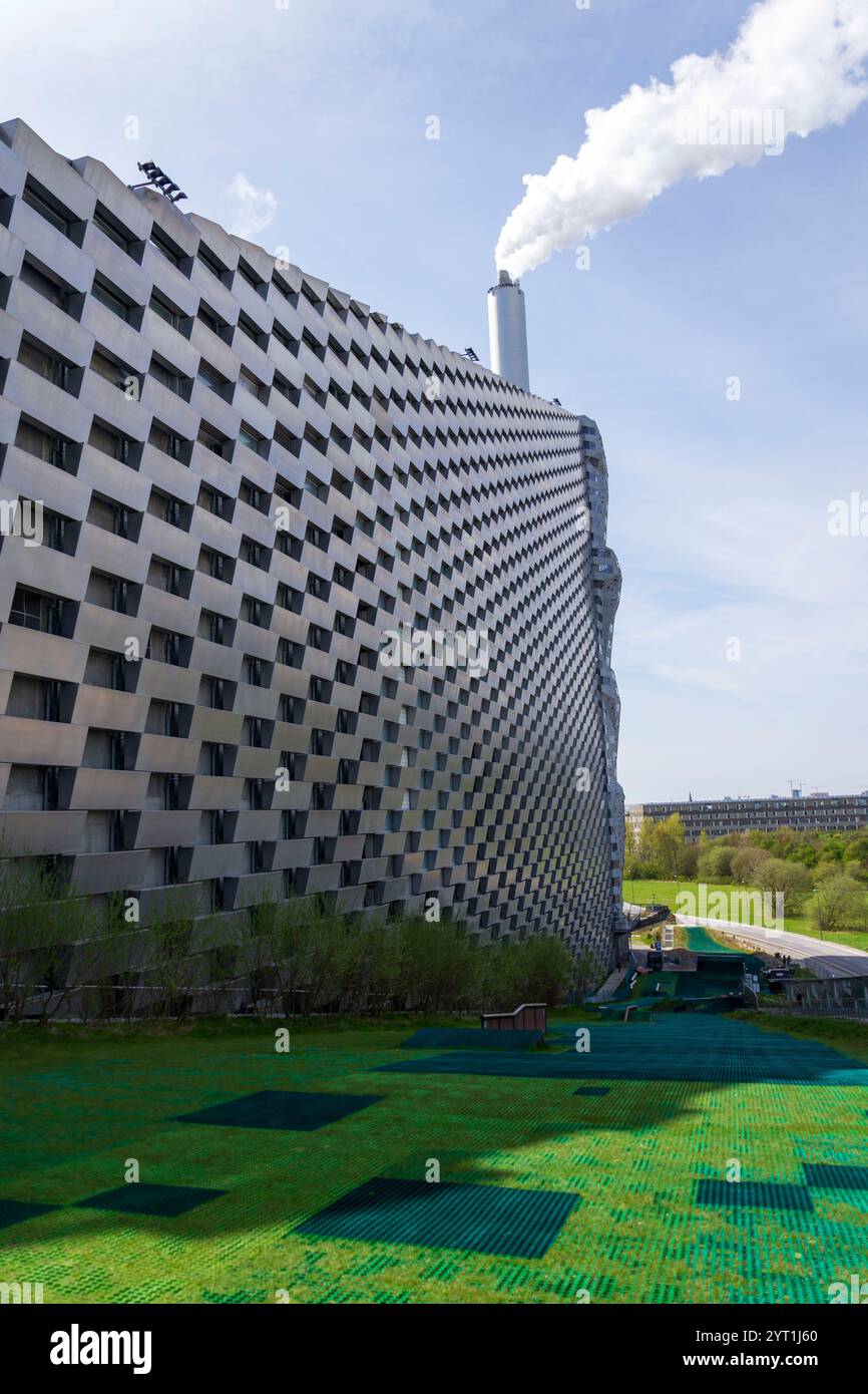 Energy plant with public recreational facility Amager Bakke in ...