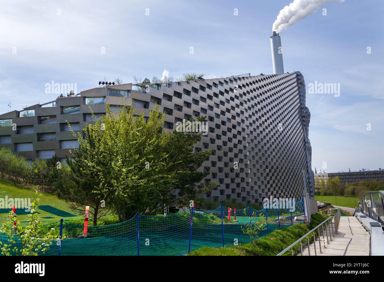 Energy plant with public recreational facility Amager Bakke in ...