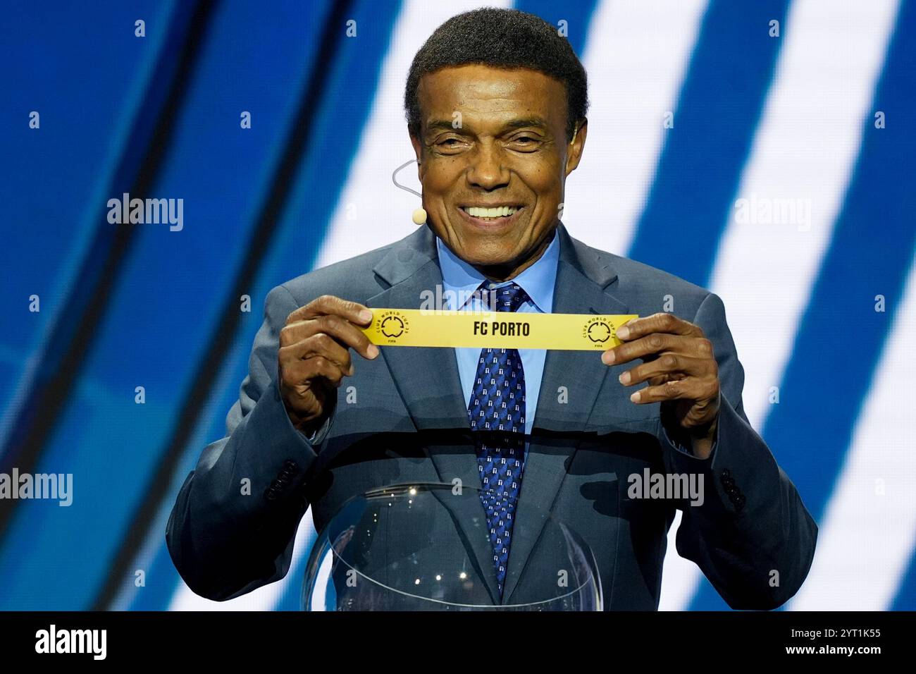 Teófilo Cubillas displays FCPorto during the draw for the 2025 FIFA ...