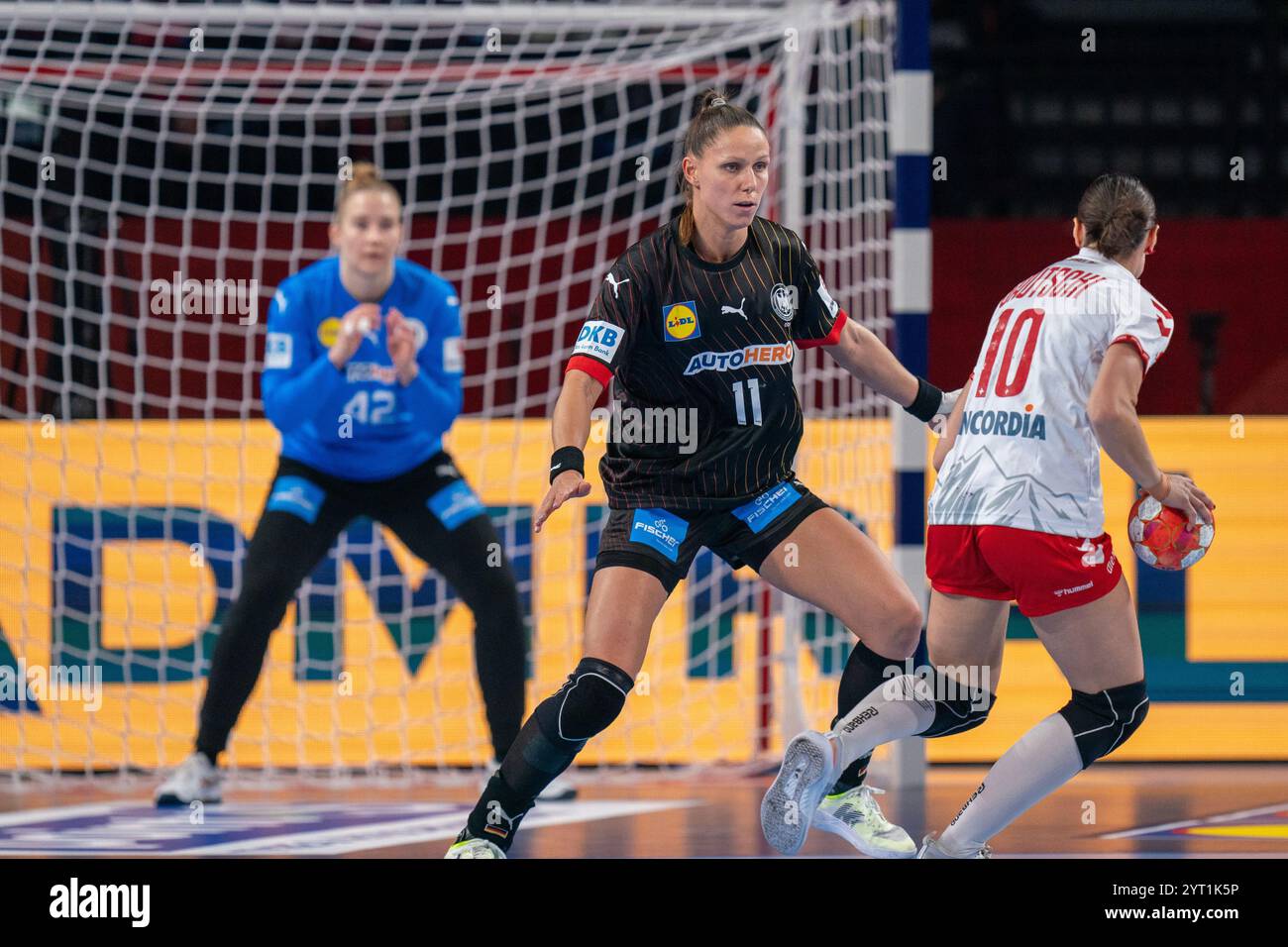 VIENNA, AUSTRIA - DECEMBER 5: Xenia Smits of Germany during the ...