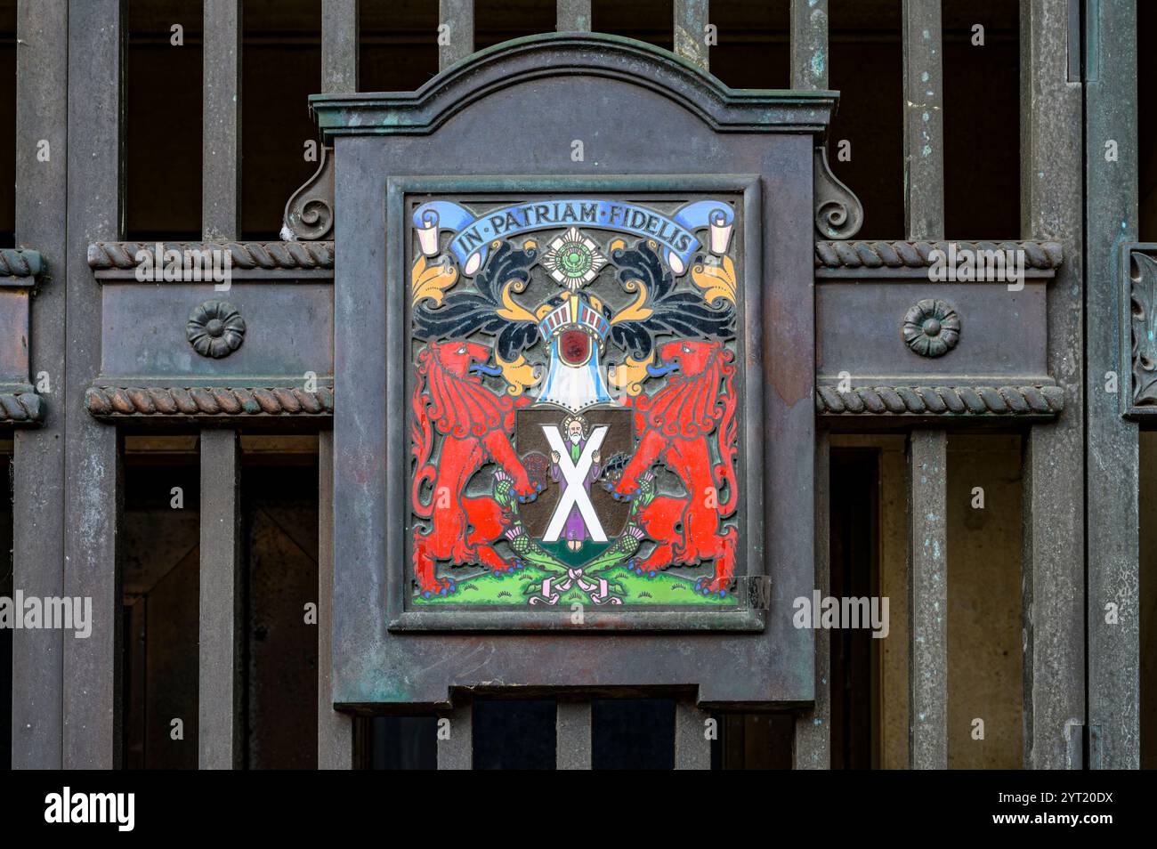 coat-of-arms-on-a-gate-at-the-entrance-to-a-bank-building-glasgow