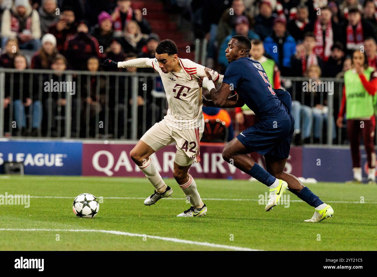 Zweikampf Jamal Musiala (FC Bayern M?nchen, 42), Willian Pacho (FC ...