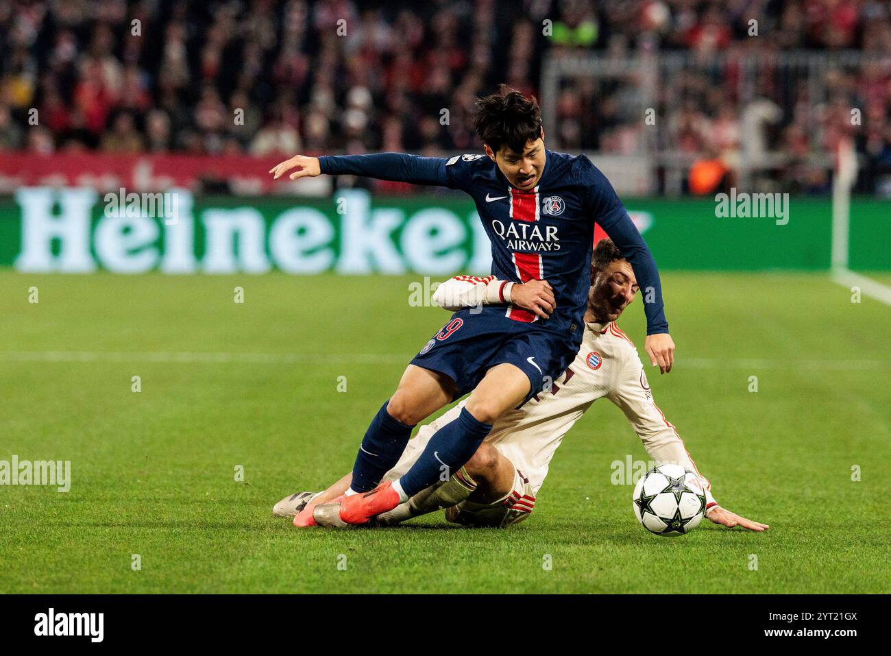 Zweikampf Leon Goretzka (FC Bayern M?nchen, 8), Kang-in Lee (FC Paris Saint-Germain, 19) UEFA ...