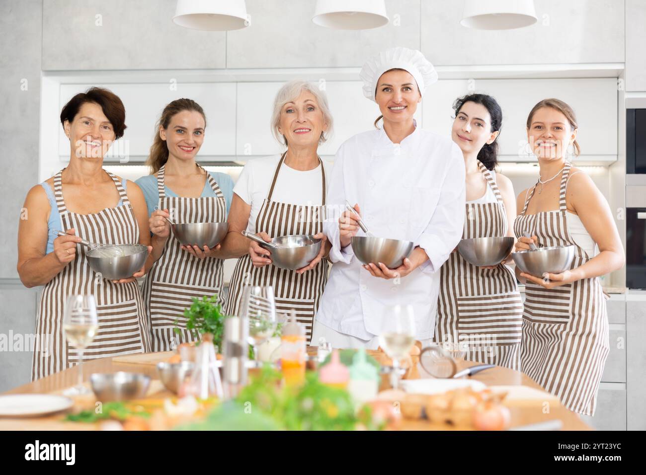 Women cooking group hi-res stock photography and images - Alamy