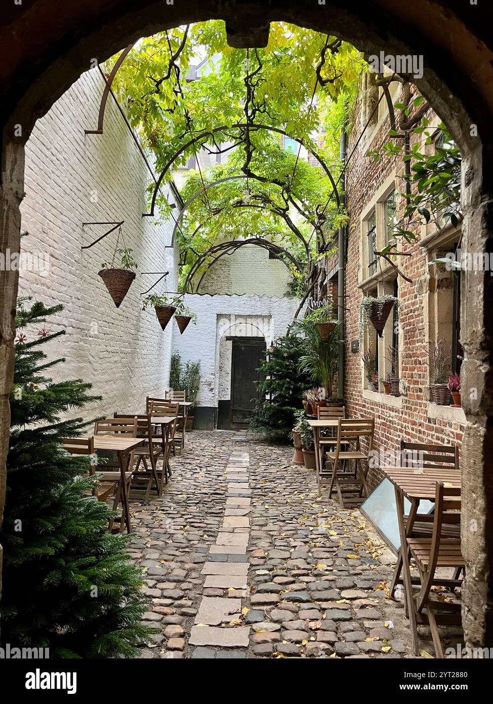 Charming cobblestone alley brick arches hi-res stock photography and ...