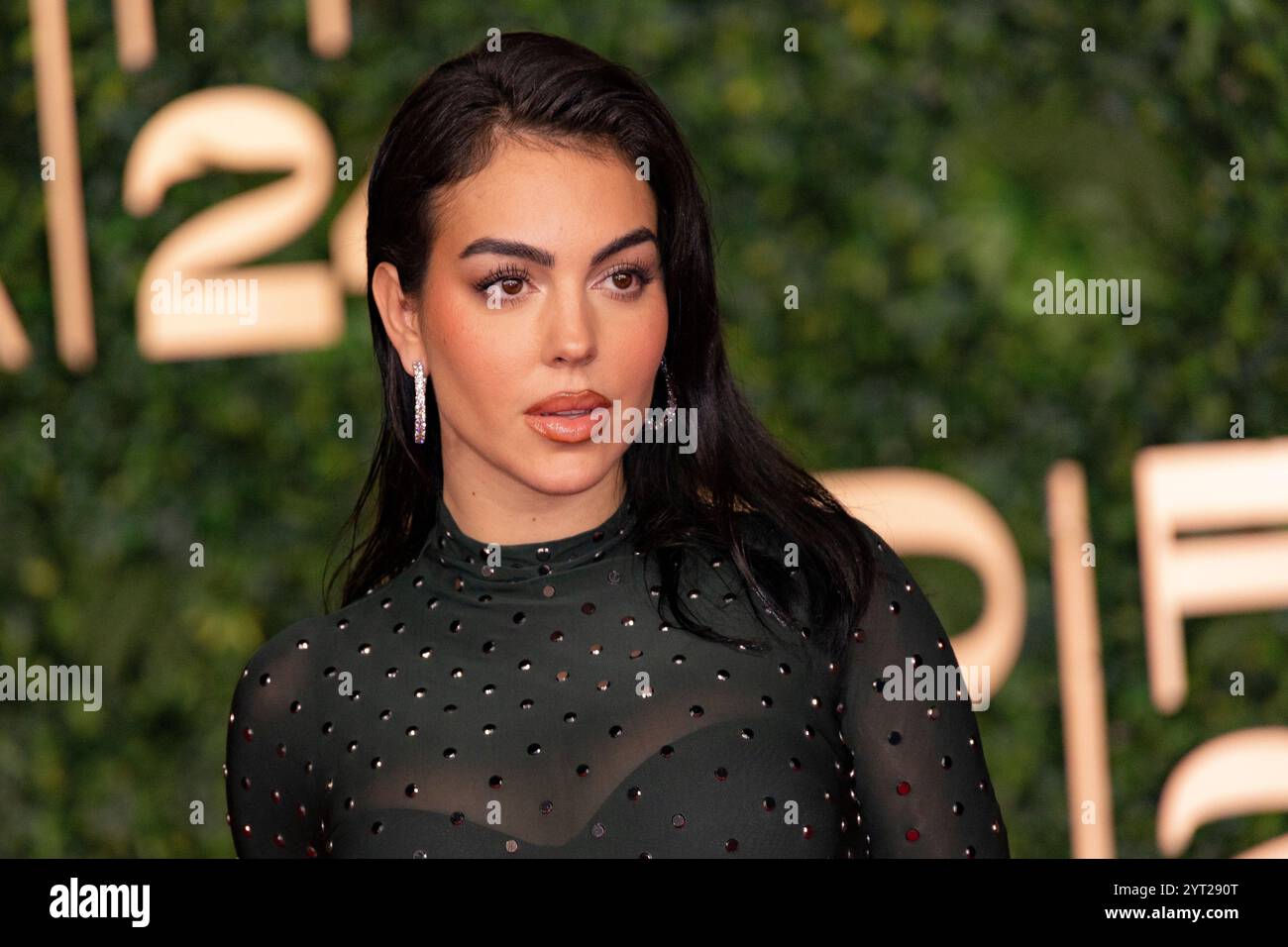 Georgina Rodríguez poses for photographers upon arrival at the premiere ...