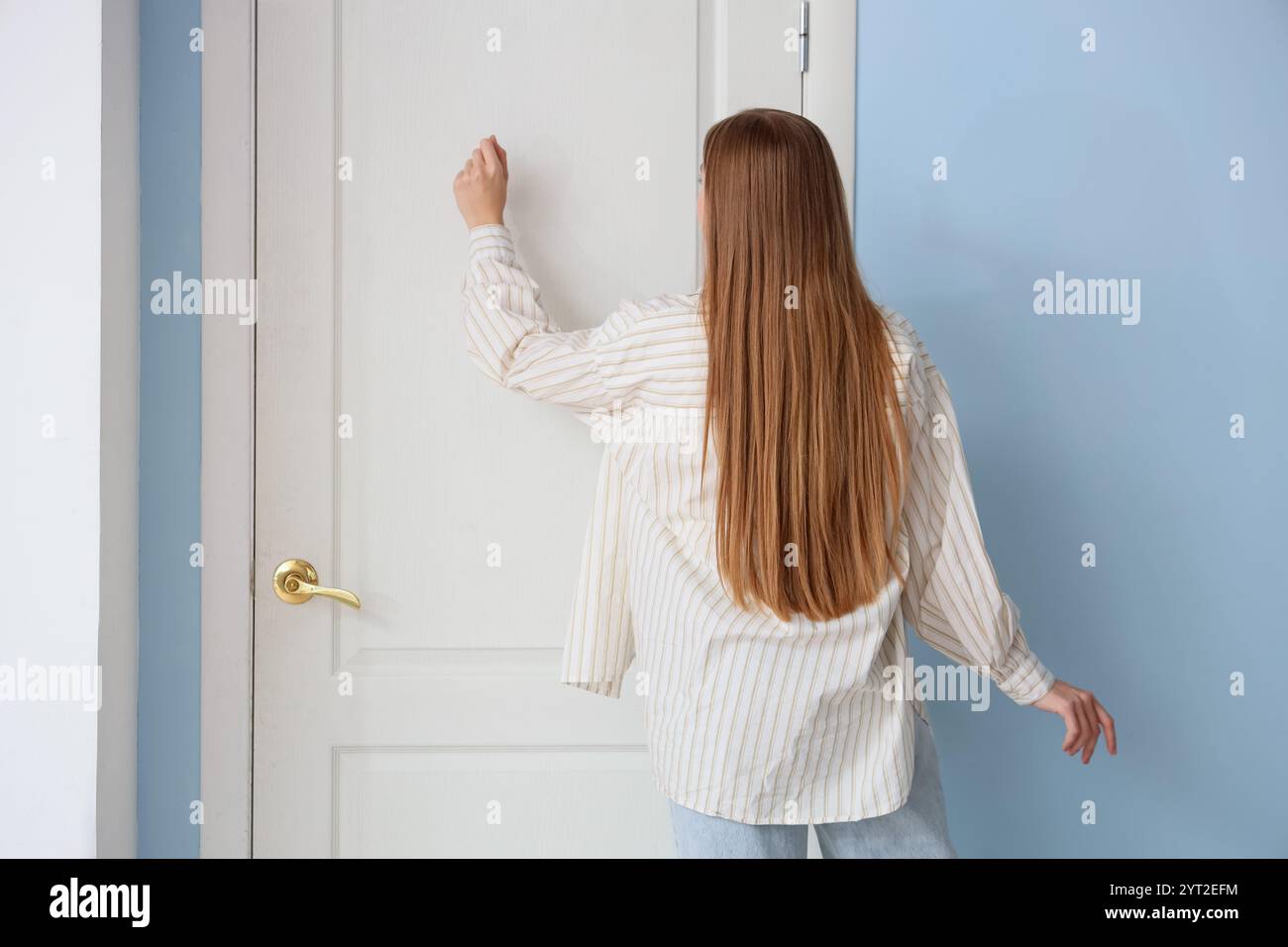 Young woman knocking on door, back view Stock Photo - Alamy