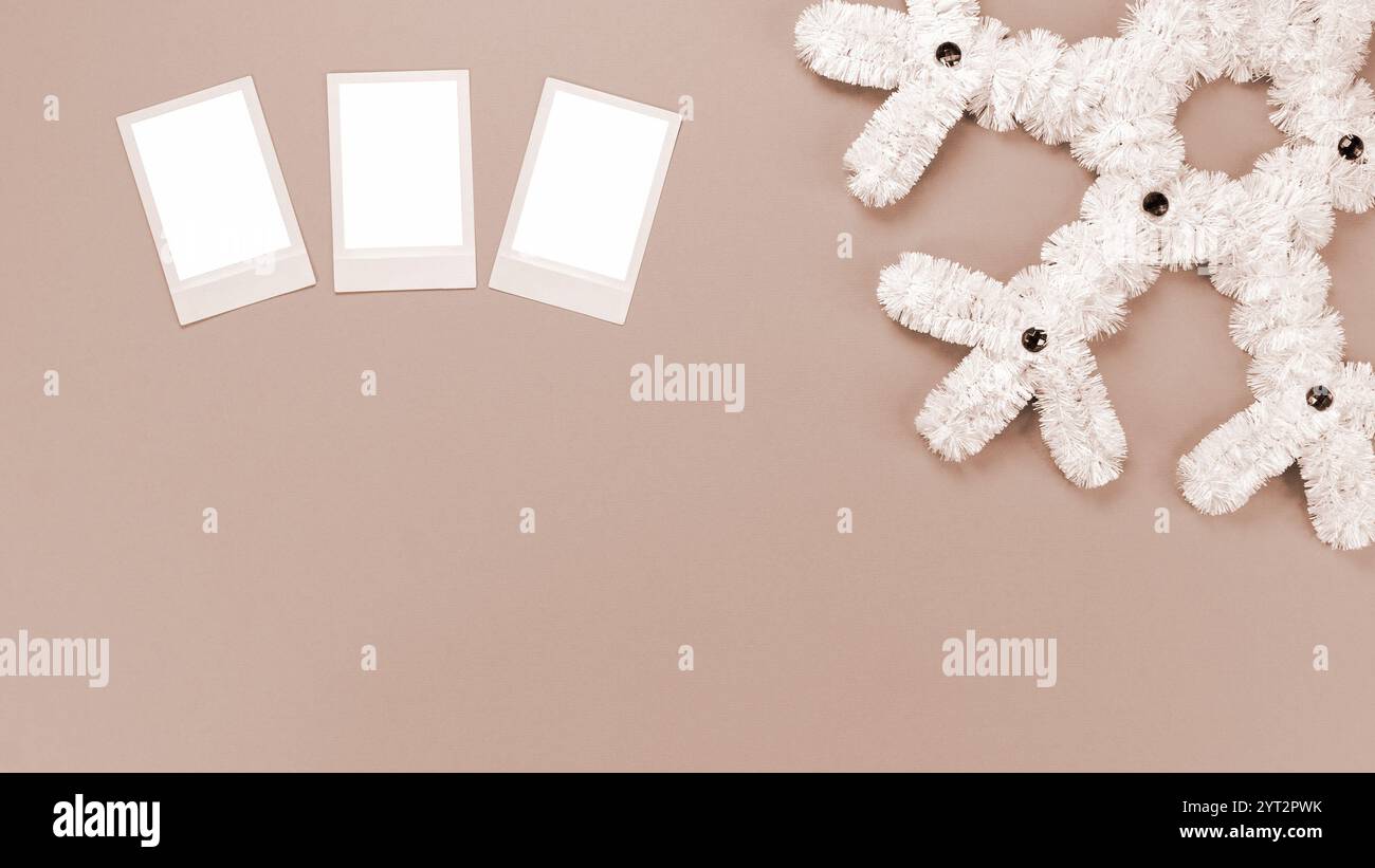 Polaroid retro photo frames isolated on brown background. photo ...