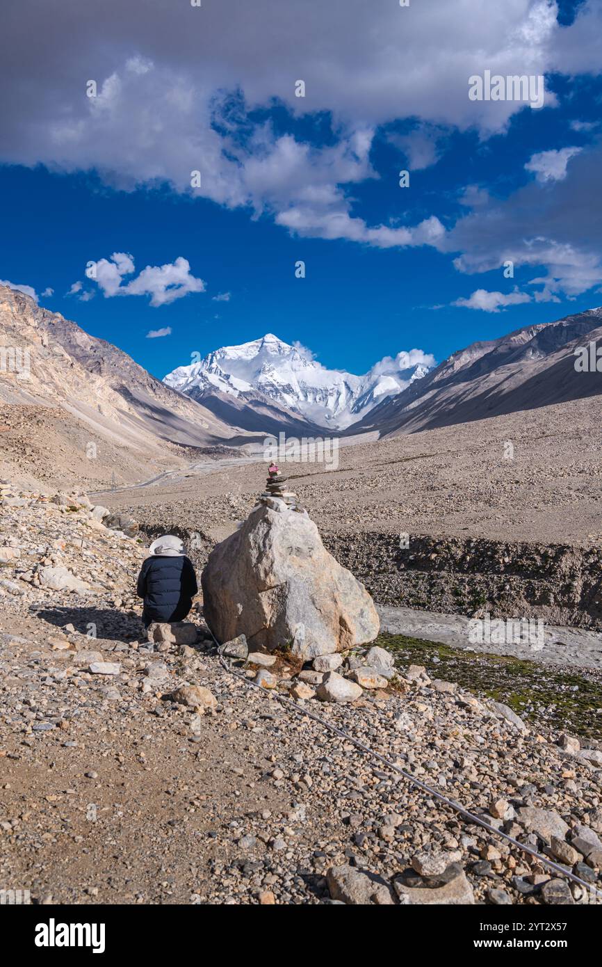 Mount Everest and stacked Mani stones near the north side of Everest ...