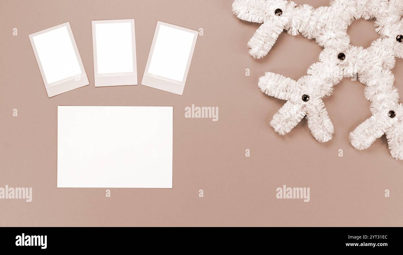 Polaroid retro photo frames isolated on brown background. photo ...