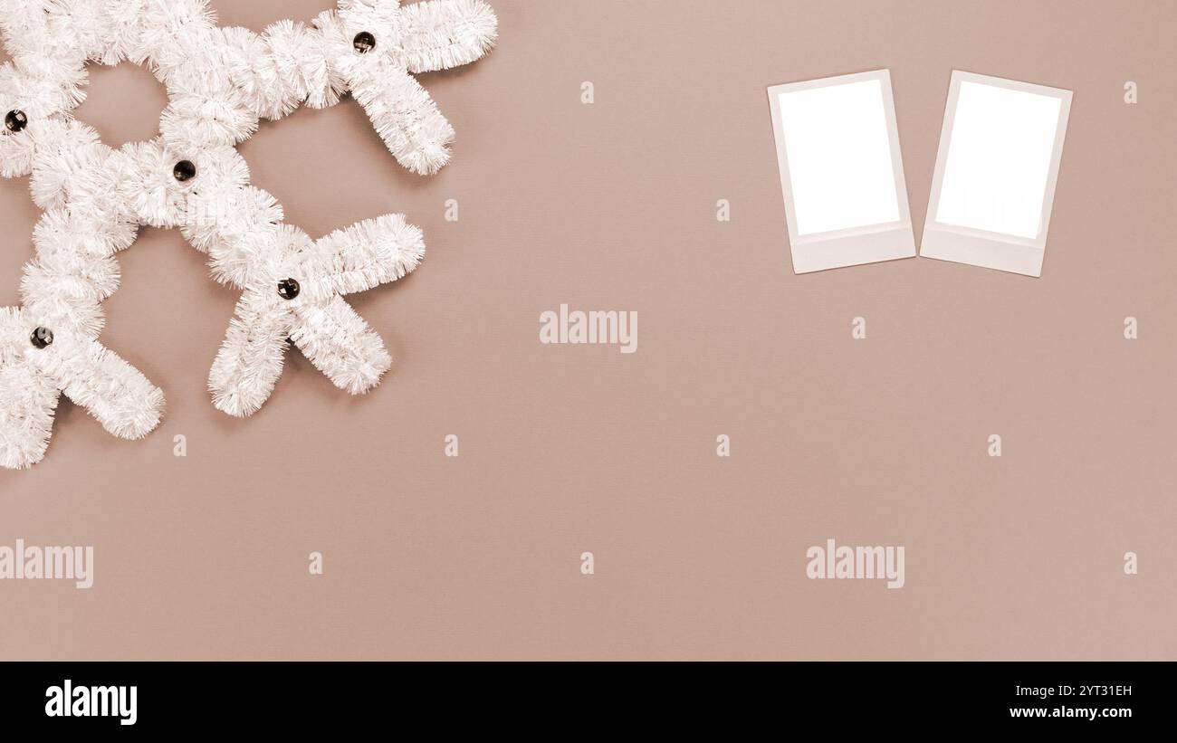 Polaroid retro photo frames isolated on brown background. photo ...