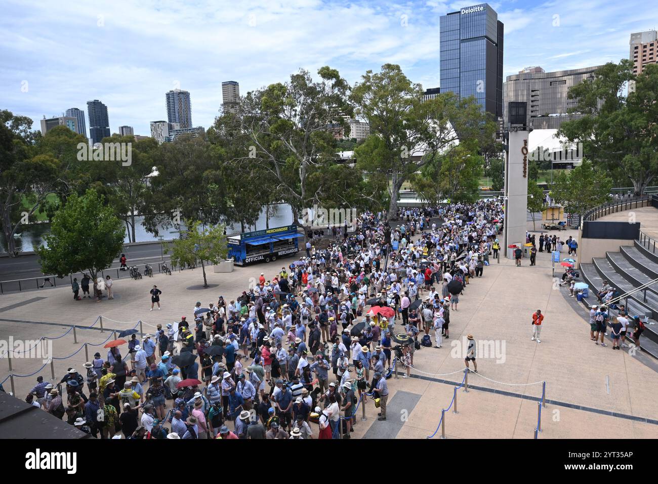 Adelaide, Australia. 06th Dec, 2024. A large crowd of spectators wait ...