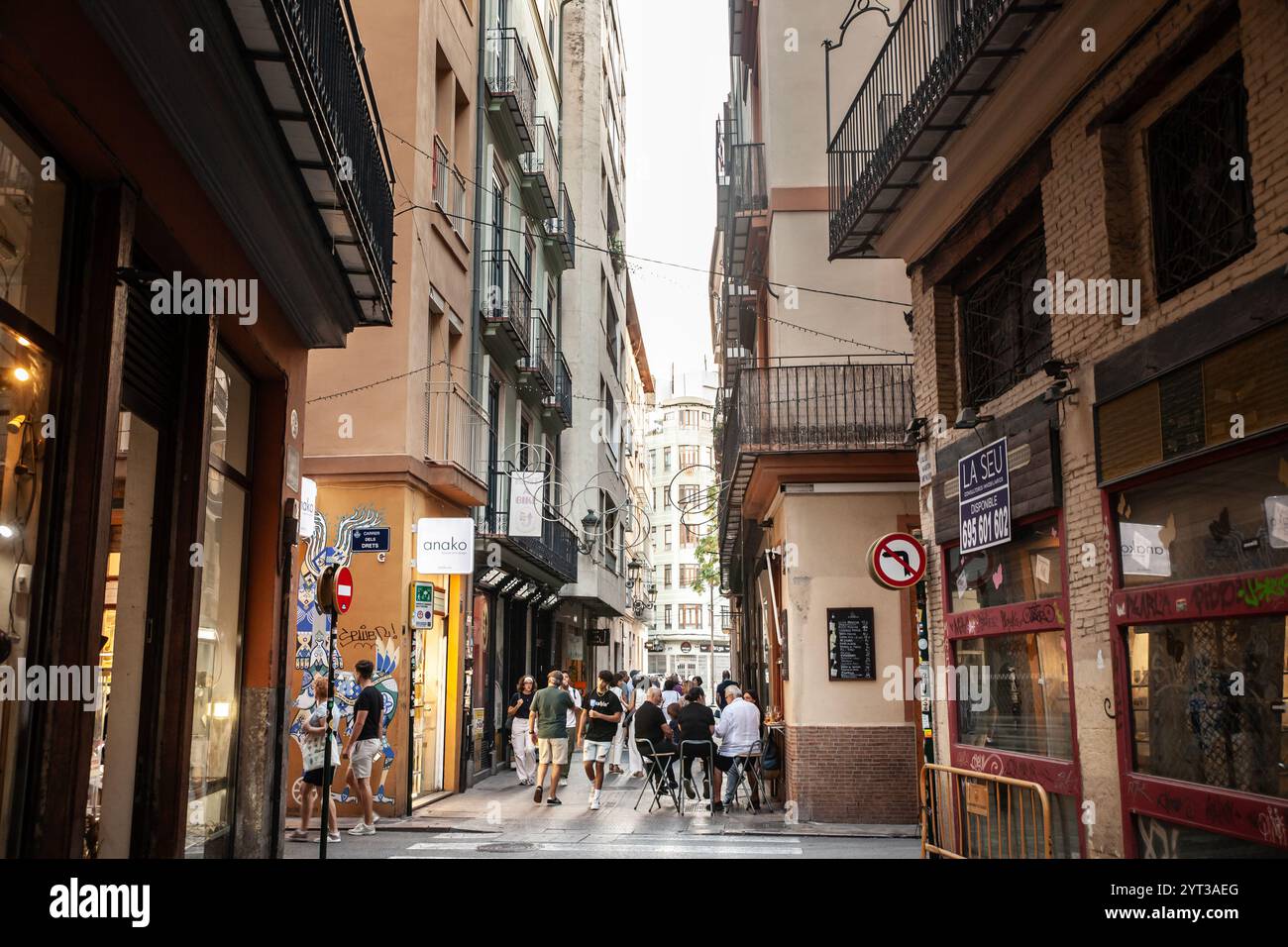 VALENCIA, SPAIN - OCTOBER 13, 2024: narrow streets in Valencia's city ...