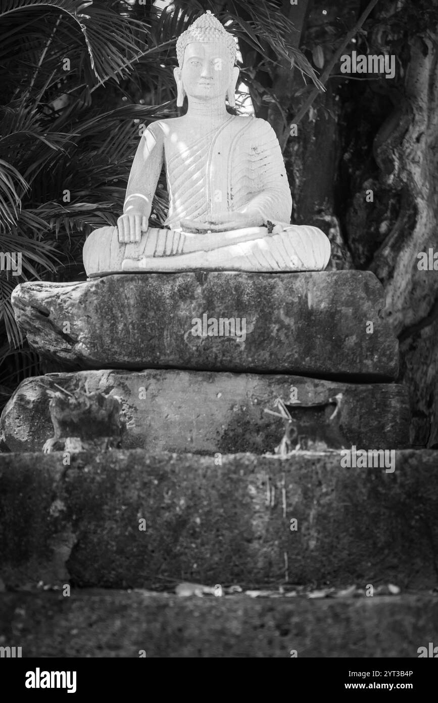 Sitting hindhu god statue hi-res stock photography and images - Alamy