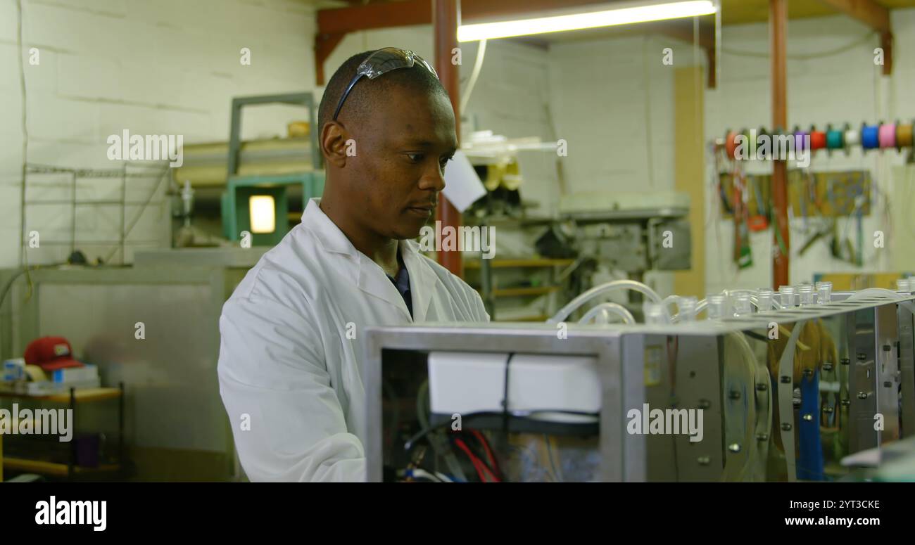 Worker working in glass hi-res stock photography and images - Alamy