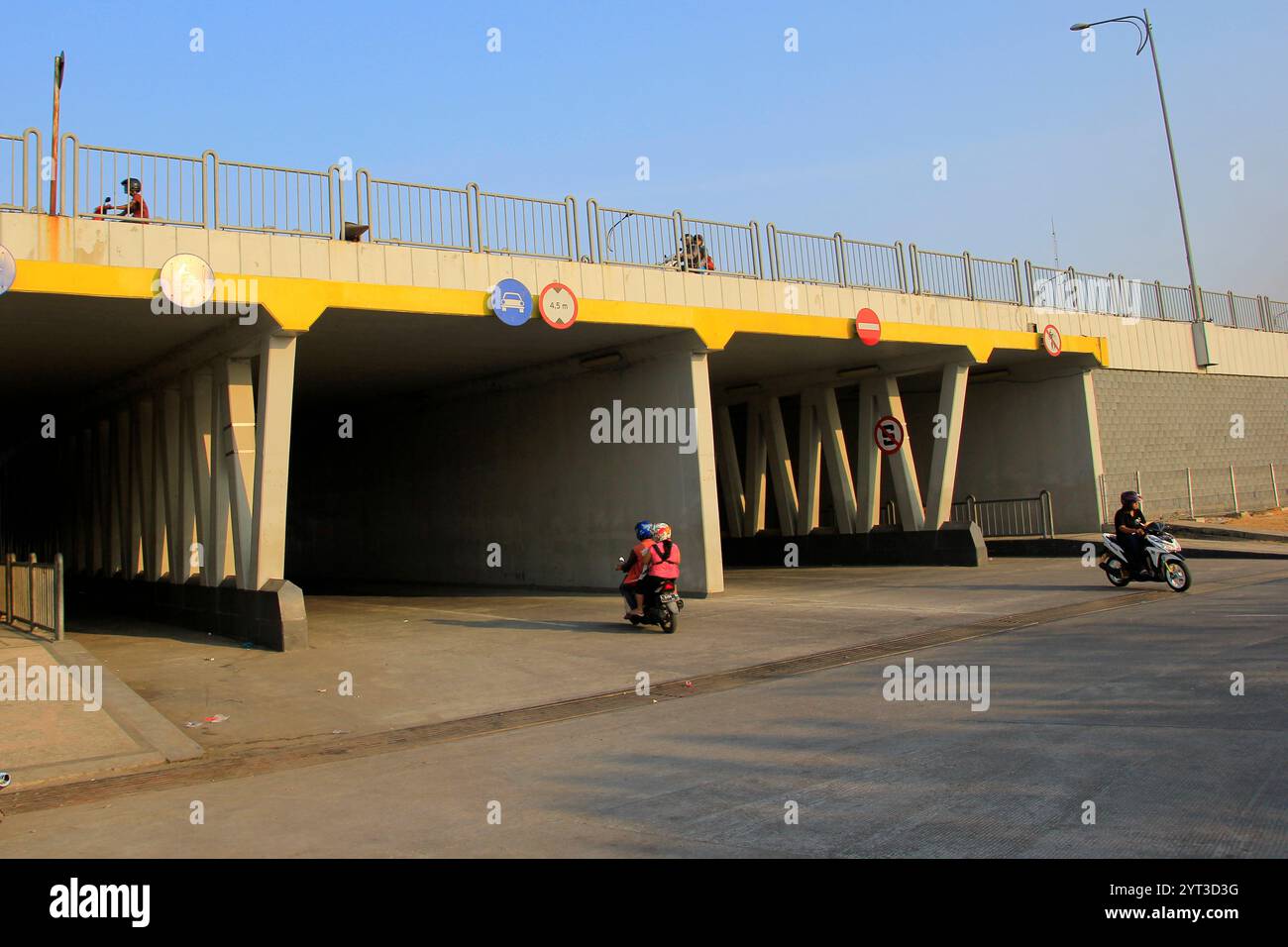 Crossing road or underpass under the flyover to facilitate access for residents Stock Photo - Alamy