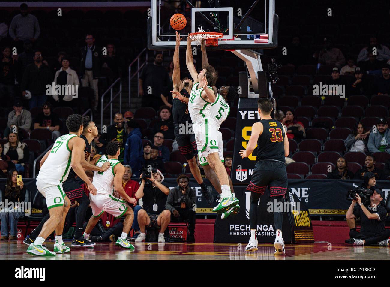 USC Trojans guard Desmond Claude (1) shoots over Oregon Ducks center ...