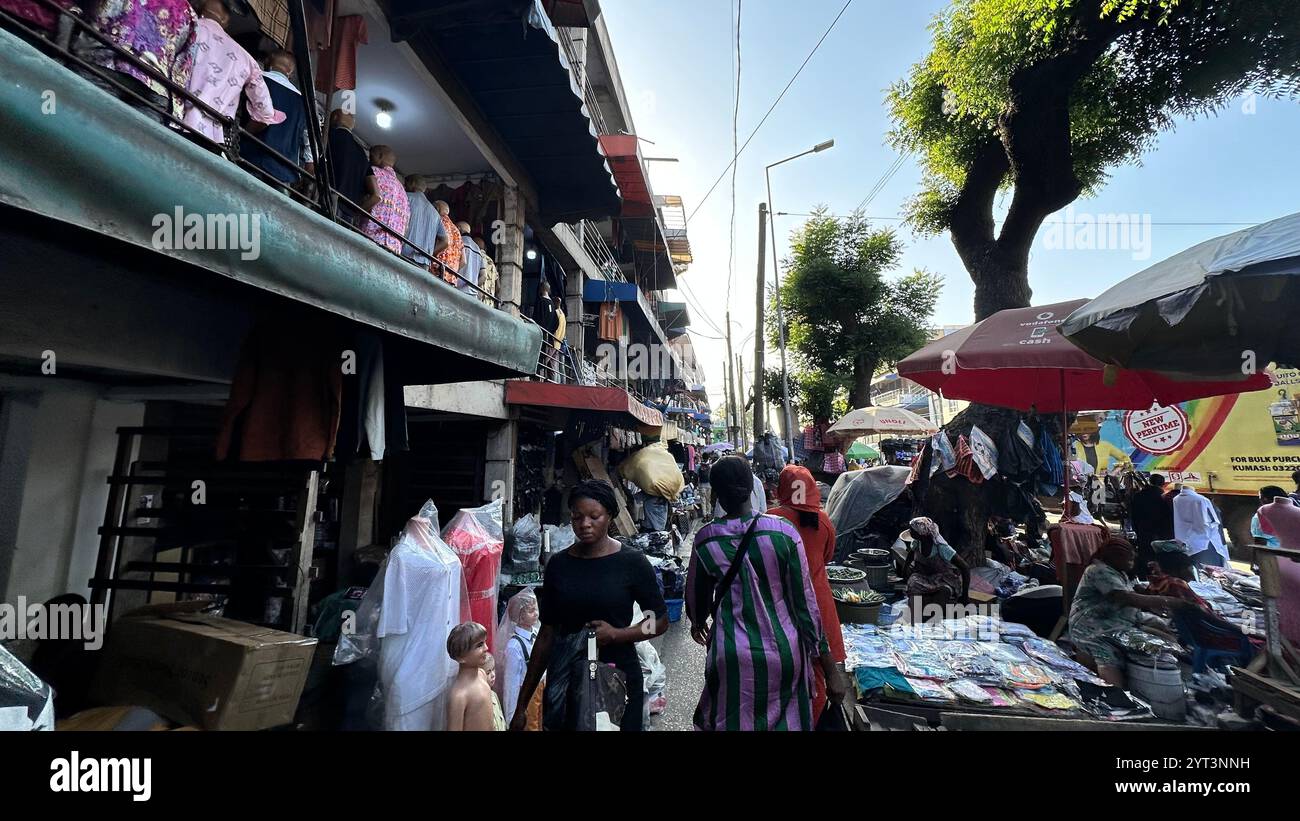 Accra, Ghana. 25th Nov, 2024. Passers-by, customers and traders visit ...