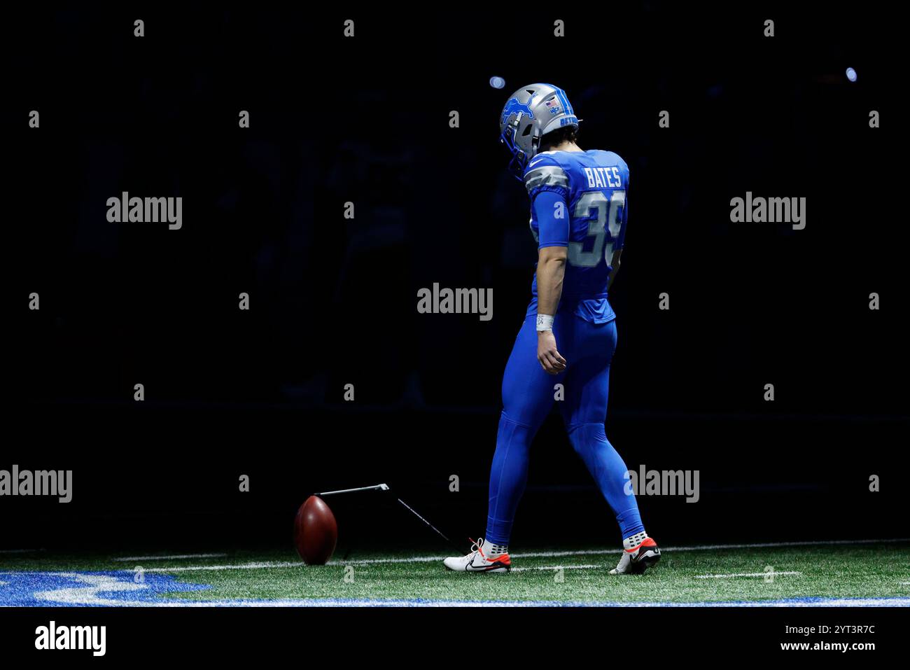 Detroit Lions place kicker Jake Bates (39) warms up against the Green ...