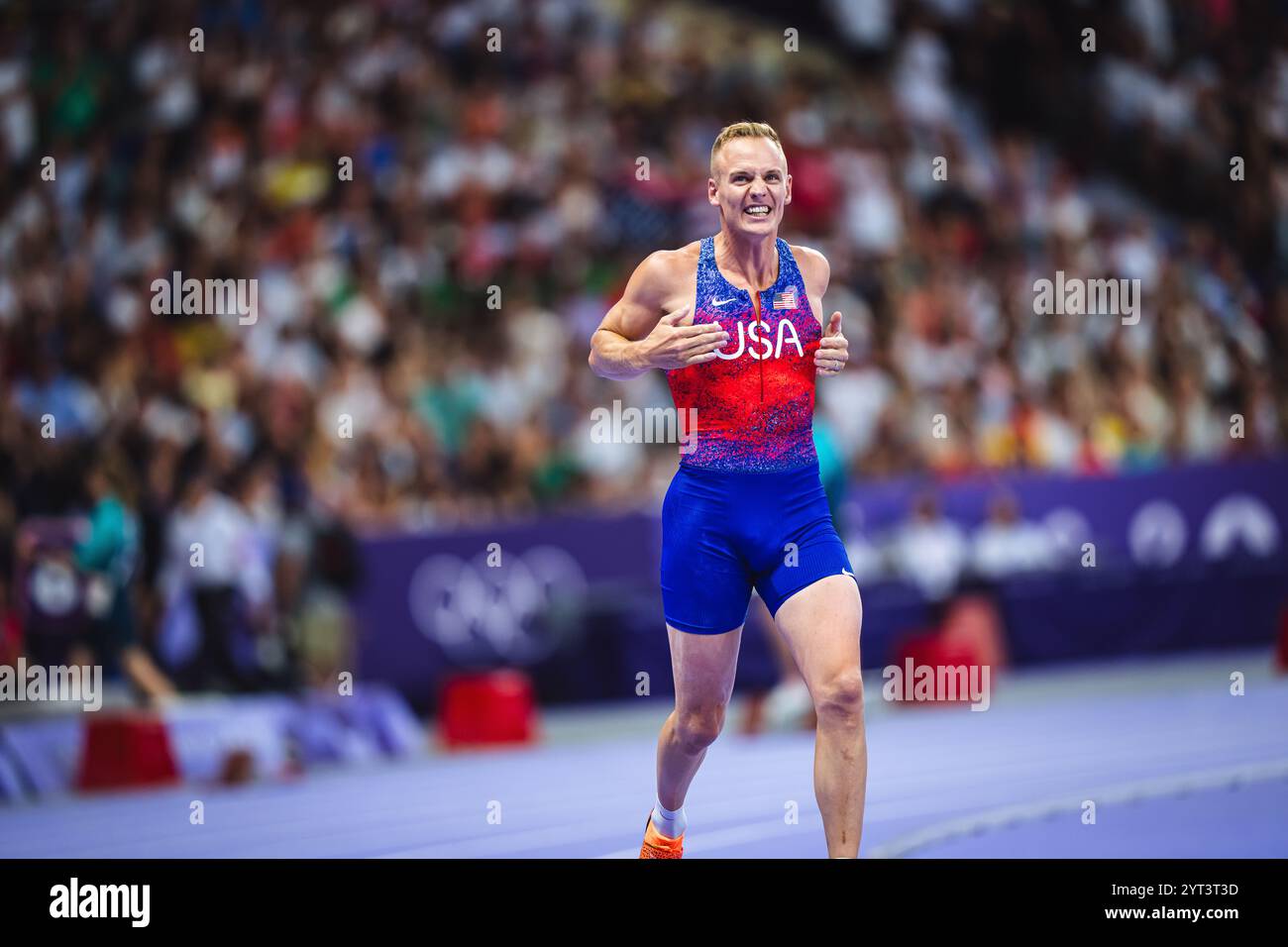Sam Kendricks celebrating with her country's flag in the at the Paris ...
