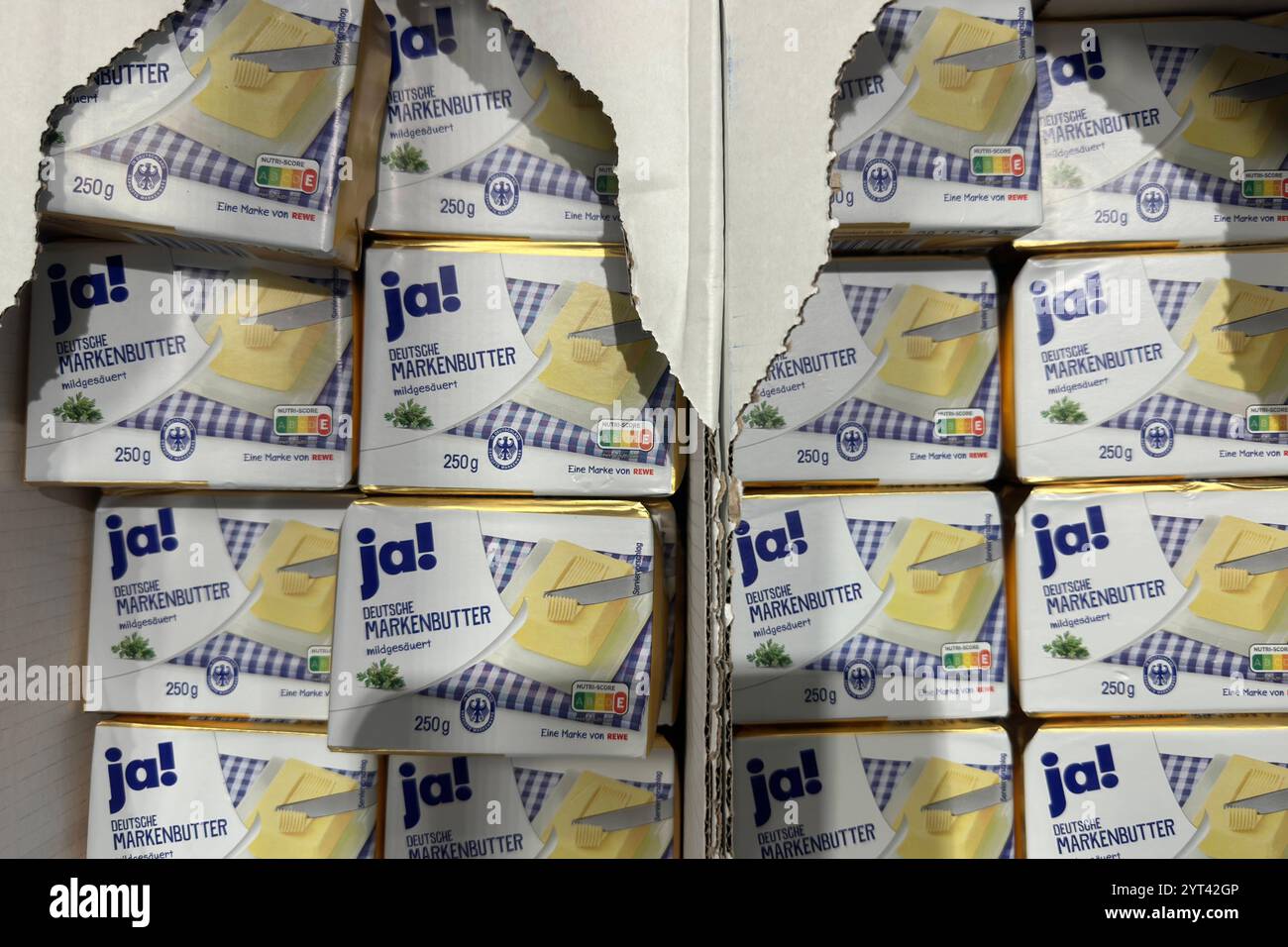 Deutsche Markenbutter im Supermarktregal , Deutschland, 26.11.2024 ...