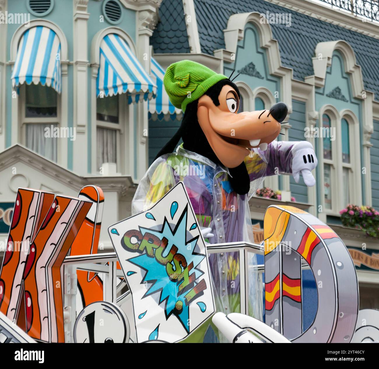 Close-up of the cartoon character Goofy, taking part in a parade, down ...