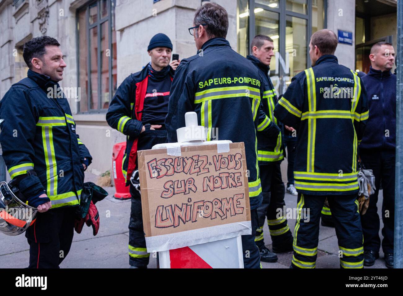 Rescue workers firefighters work hi-res stock photography and images ...
