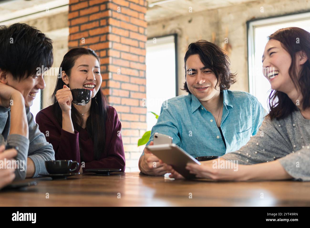 Group of men and women chatting in a café Stock Photo - Alamy