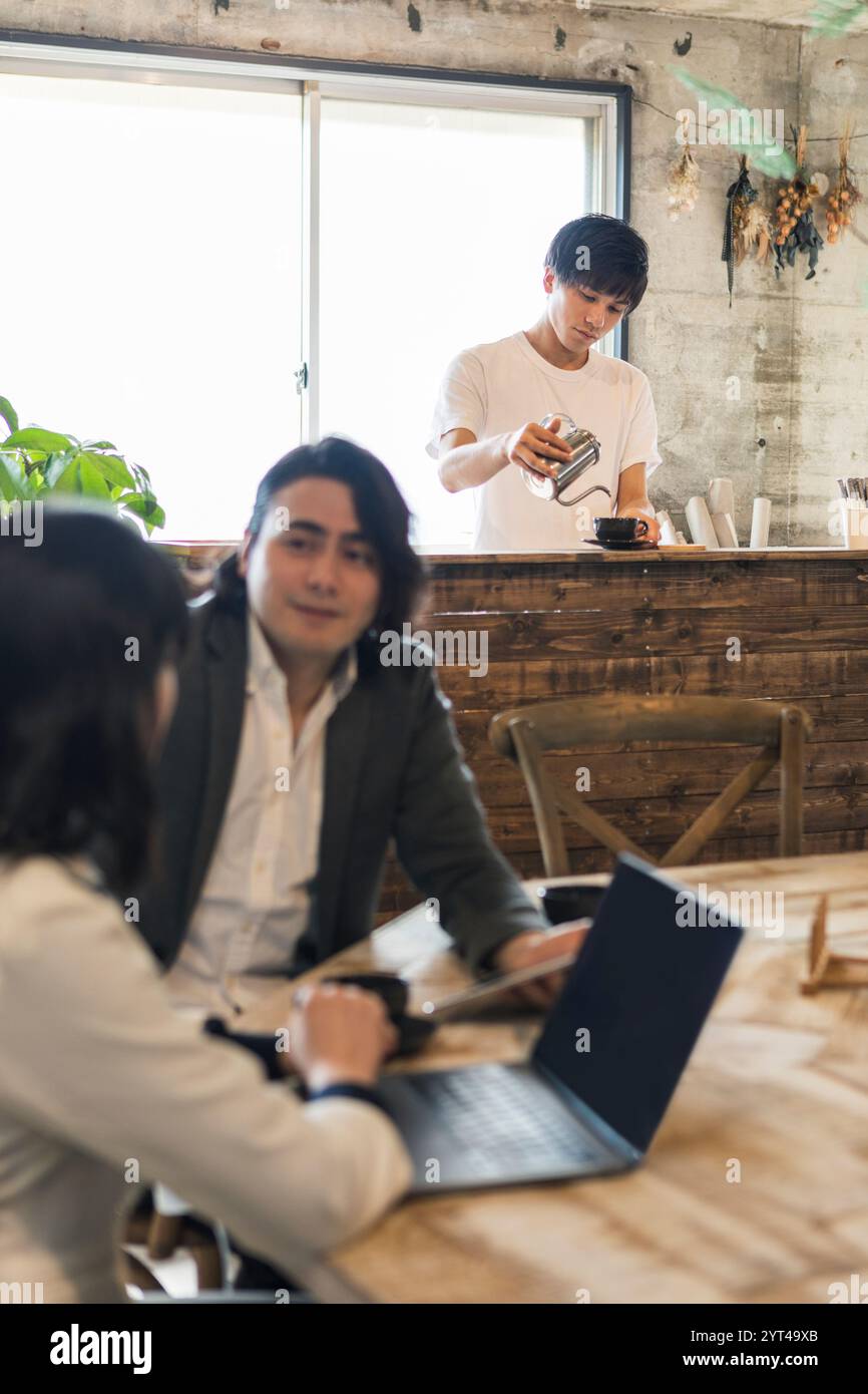 Cool business people working in hi-res stock photography and images - Alamy