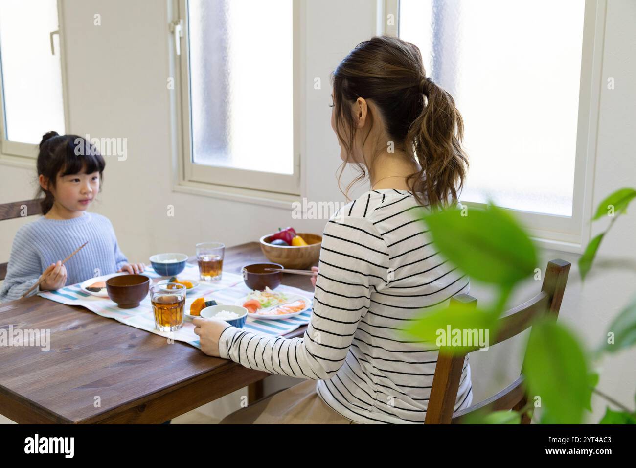 Japanese mother girl eating food hi-res stock photography and images ...
