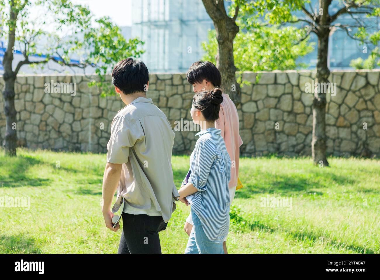 Group conversing hi-res stock photography and images - Alamy