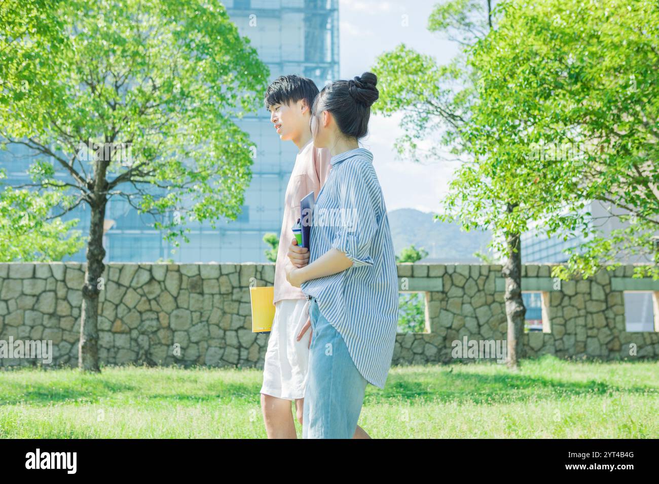Two women conversing outdoors hi-res stock photography and images - Alamy
