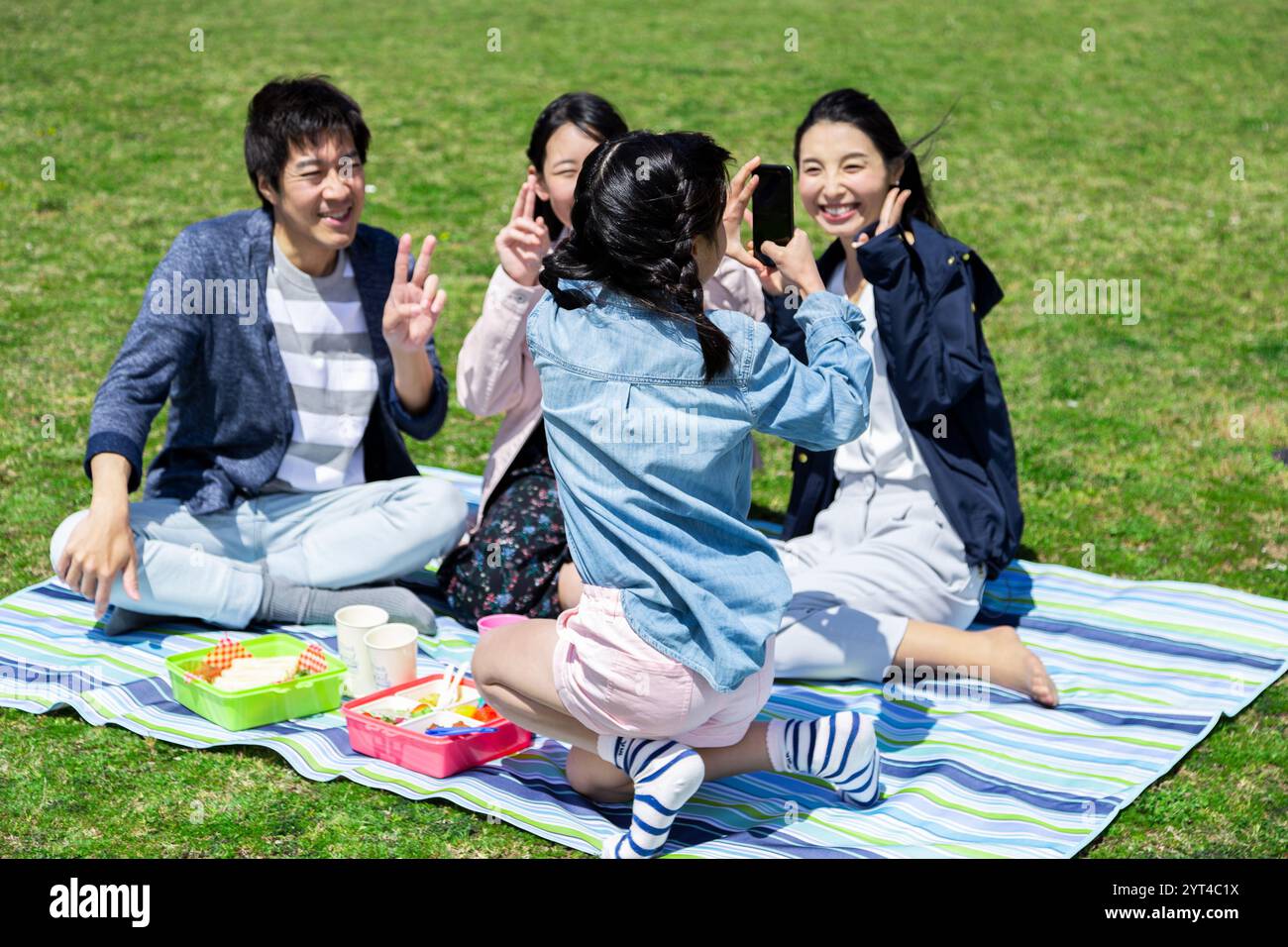 Japanese family picnic cherry hi-res stock photography and images - Alamy