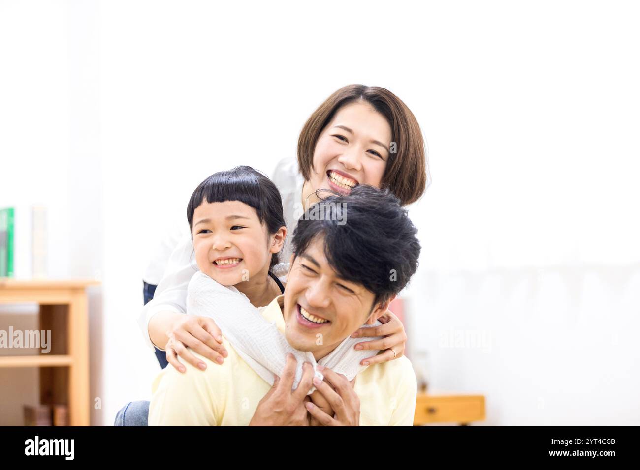 Hug portrait smile family hi-res stock photography and images - Alamy