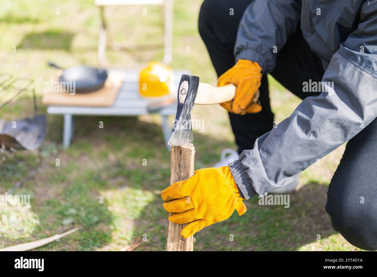 Man's hand chopping firewood Stock Photo - Alamy