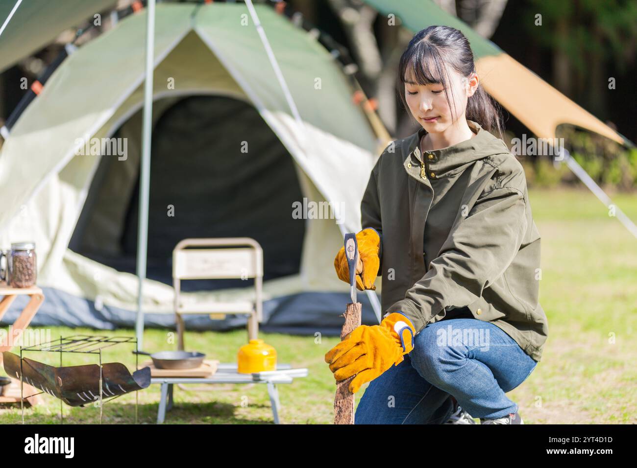 Woman chopping firewood Stock Photo - Alamy