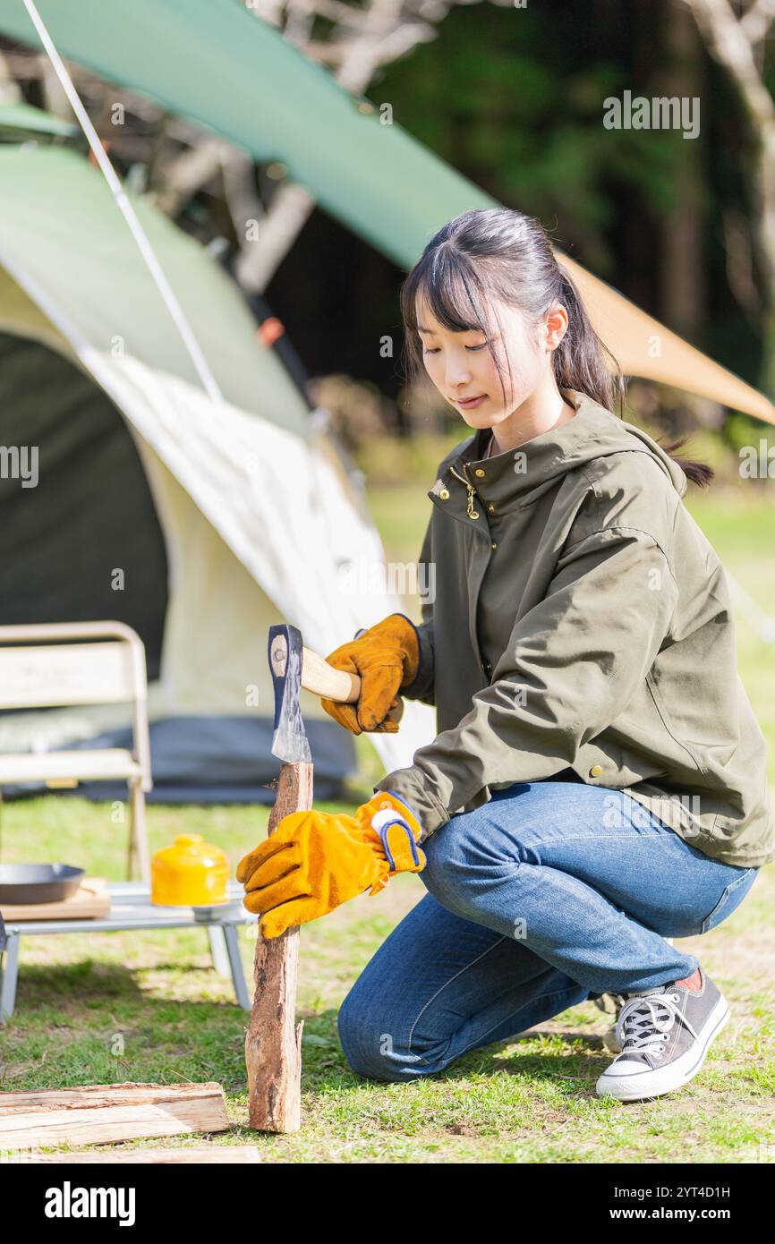 Woman chopping firewood Stock Photo - Alamy