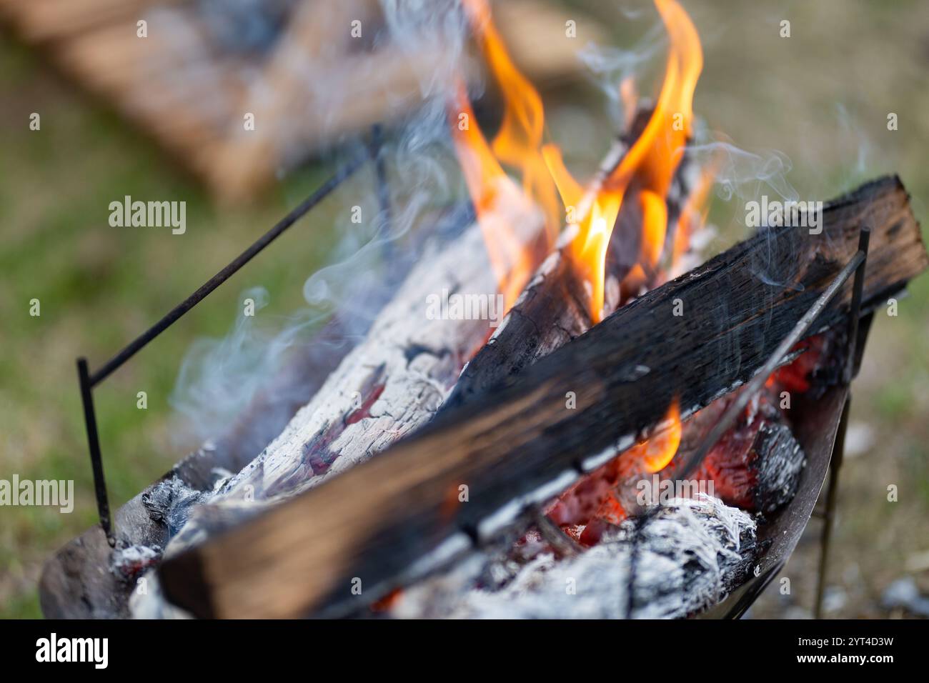 Bonfire table hi-res stock photography and images - Alamy