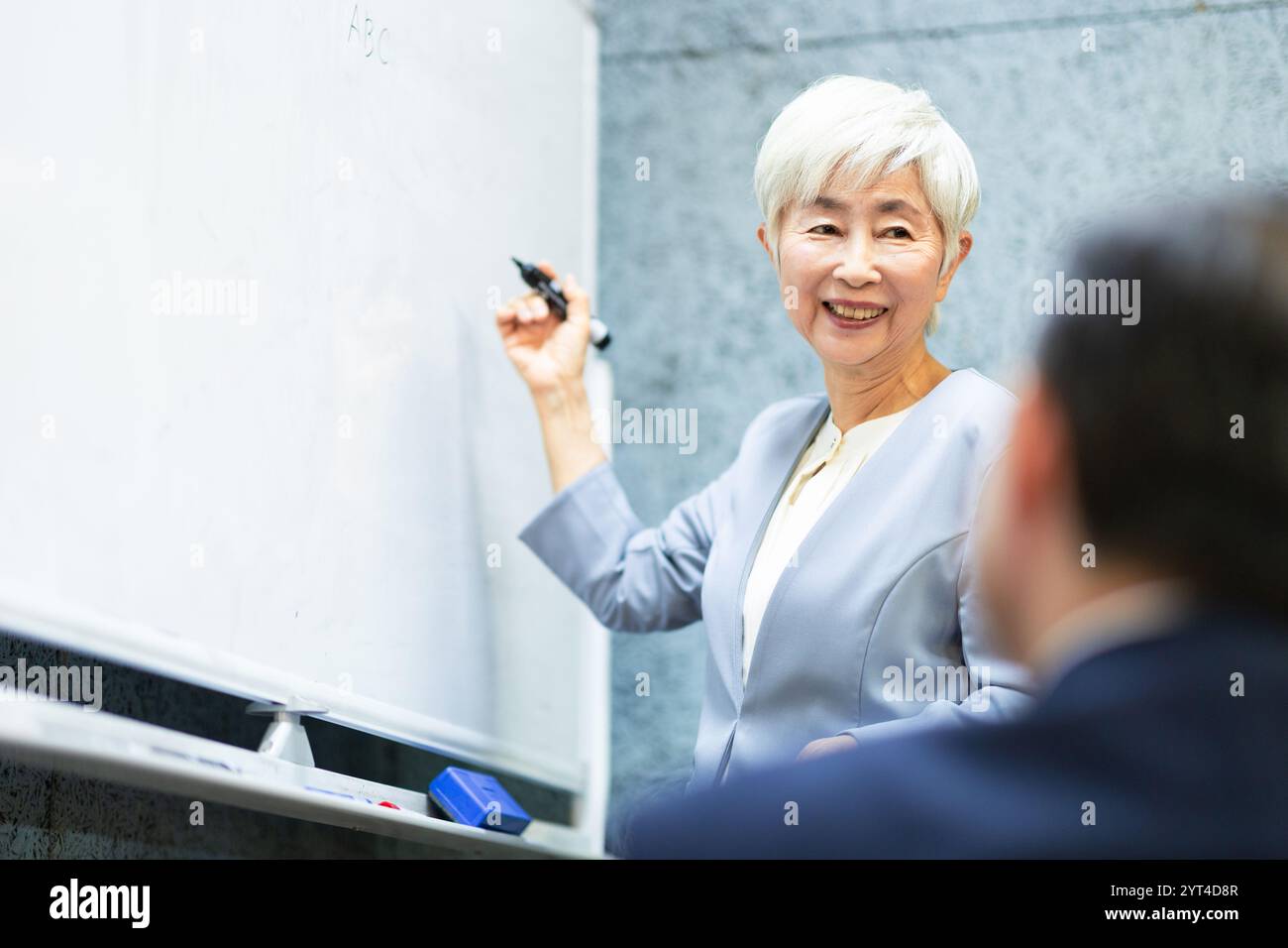 Woman presenting meeting whiteboard hi-res stock photography and images ...
