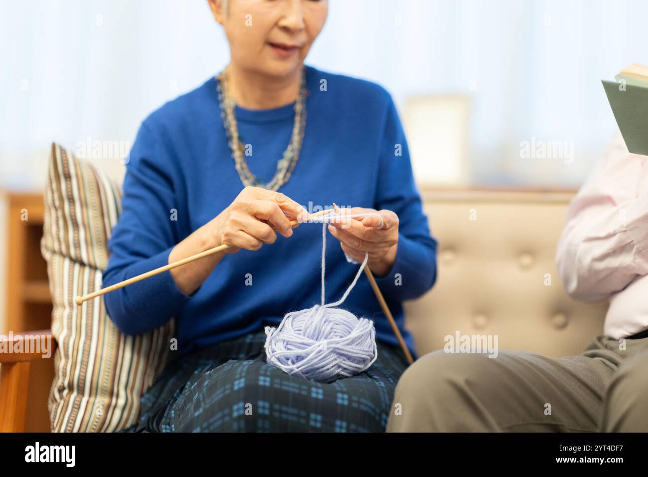 Woman man knitting hi-res stock photography and images - Alamy