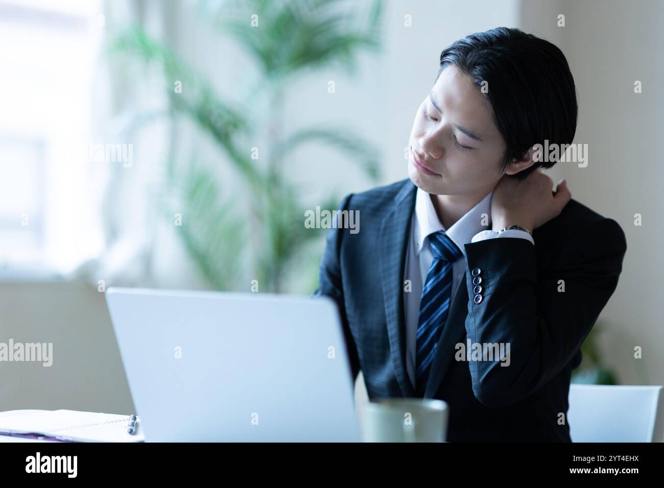 Shoulder sit hi-res stock photography and images - Alamy