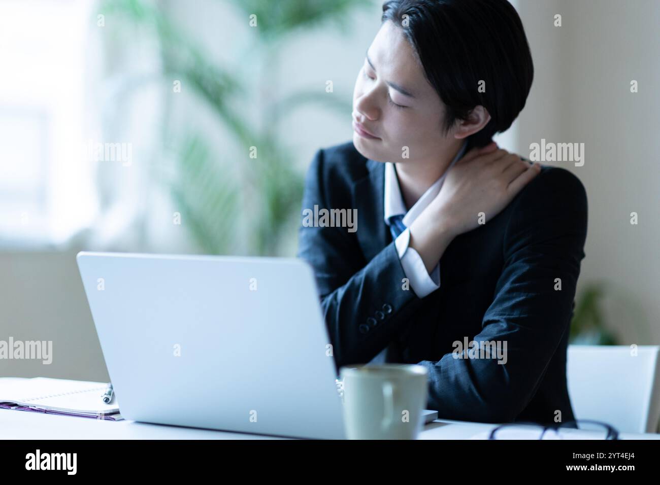 Shoulder sit hi-res stock photography and images - Alamy