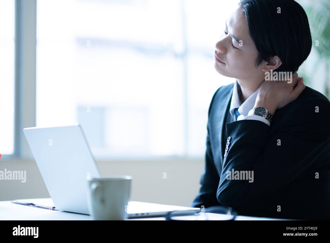 Shoulder sit hi-res stock photography and images - Alamy